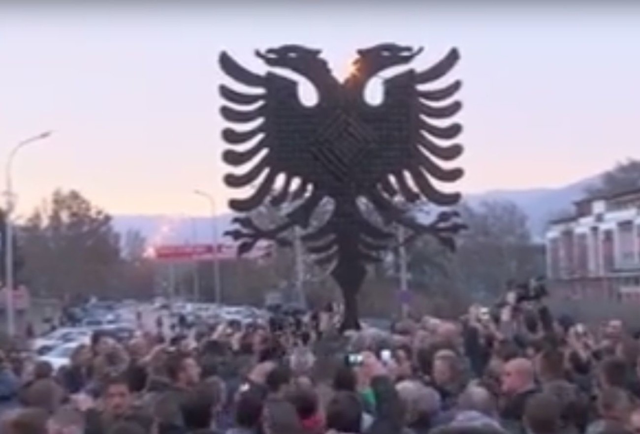 DVOGLAVI ORAO U SKOPLJU Albanski spomenik u glavnom gradu Makedonije - Blic