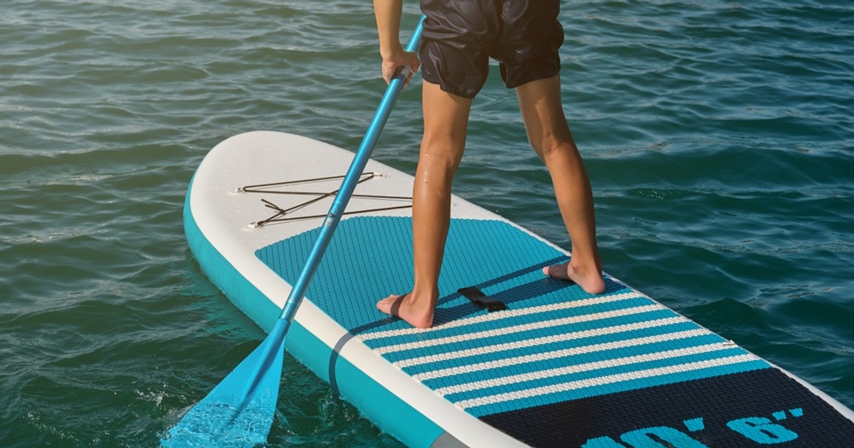 Deski SUP to hit lata. Pływanie na nich doskonale rzeźbi ciało - Facet