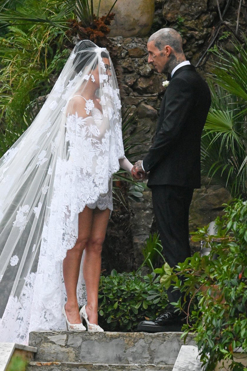 Kourtney Kardashian wzięła kolejny ślub. Był trochę dziwny. Dlaczego? Kourtney Kardashian wzięła kolejny ślub. Był trochę dziwny. Dlaczego?