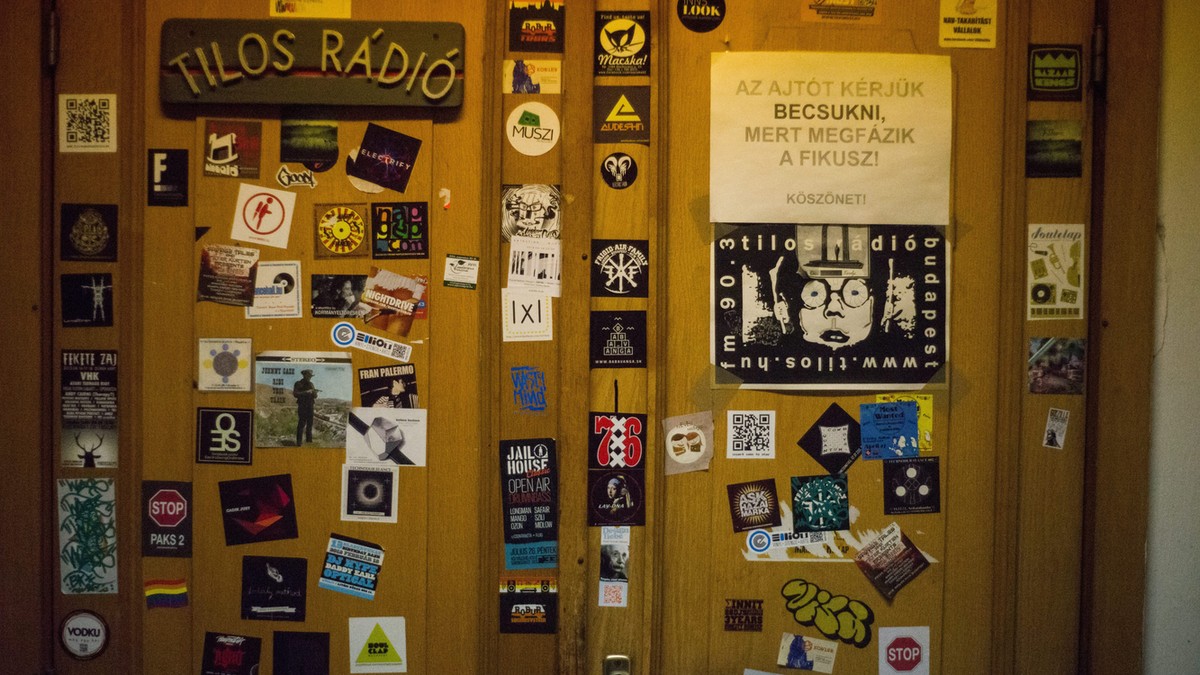 31 év működés után elhallgatott a Tilos Rádió videó - Blikk