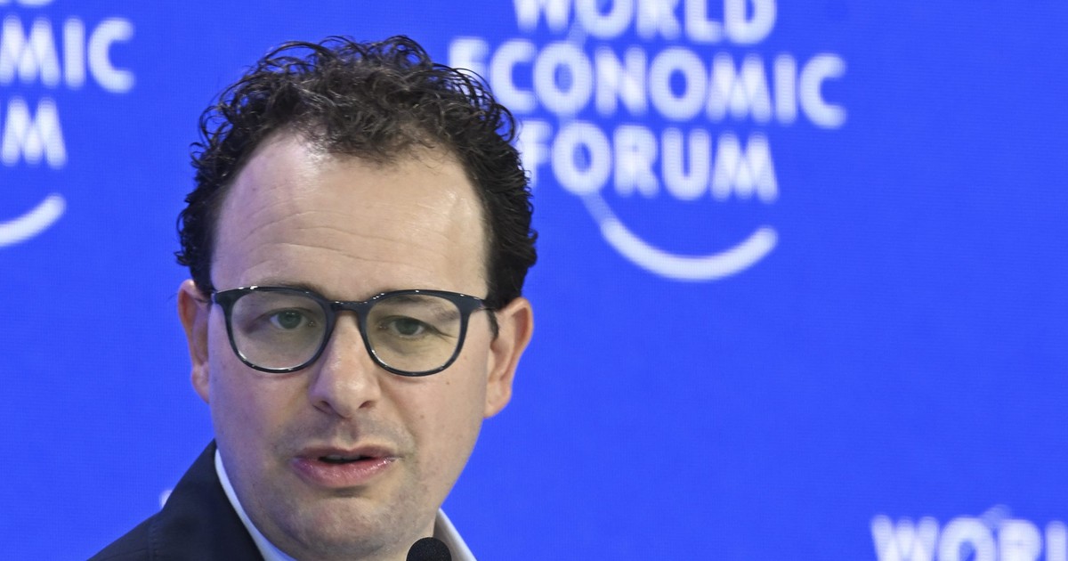 Anthropic CEO says AI could wipe out half of all entry-level white ...