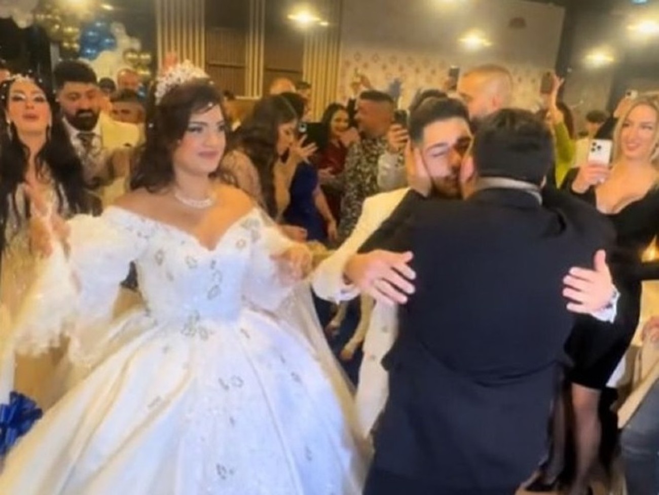 Ovo je svadba od milion evra, mladoženja isti dan napunio 18 godina, mlada maloletna - Blic