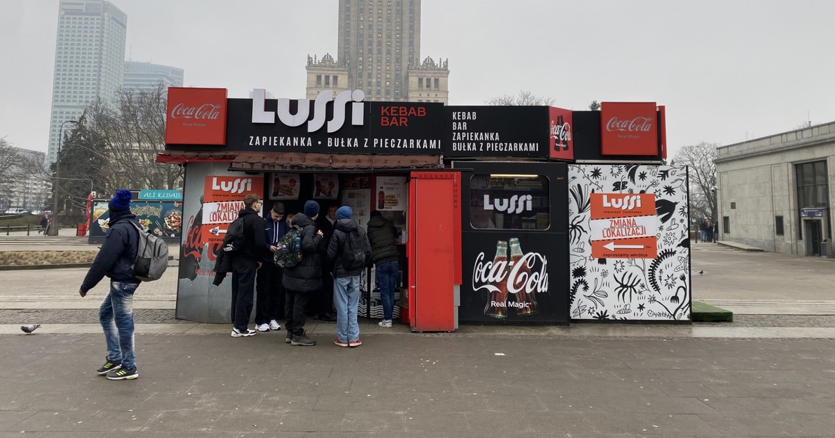 Kultowa budka z zapiekankami działa od lat 90. Niedługo zniknie - Kobieta