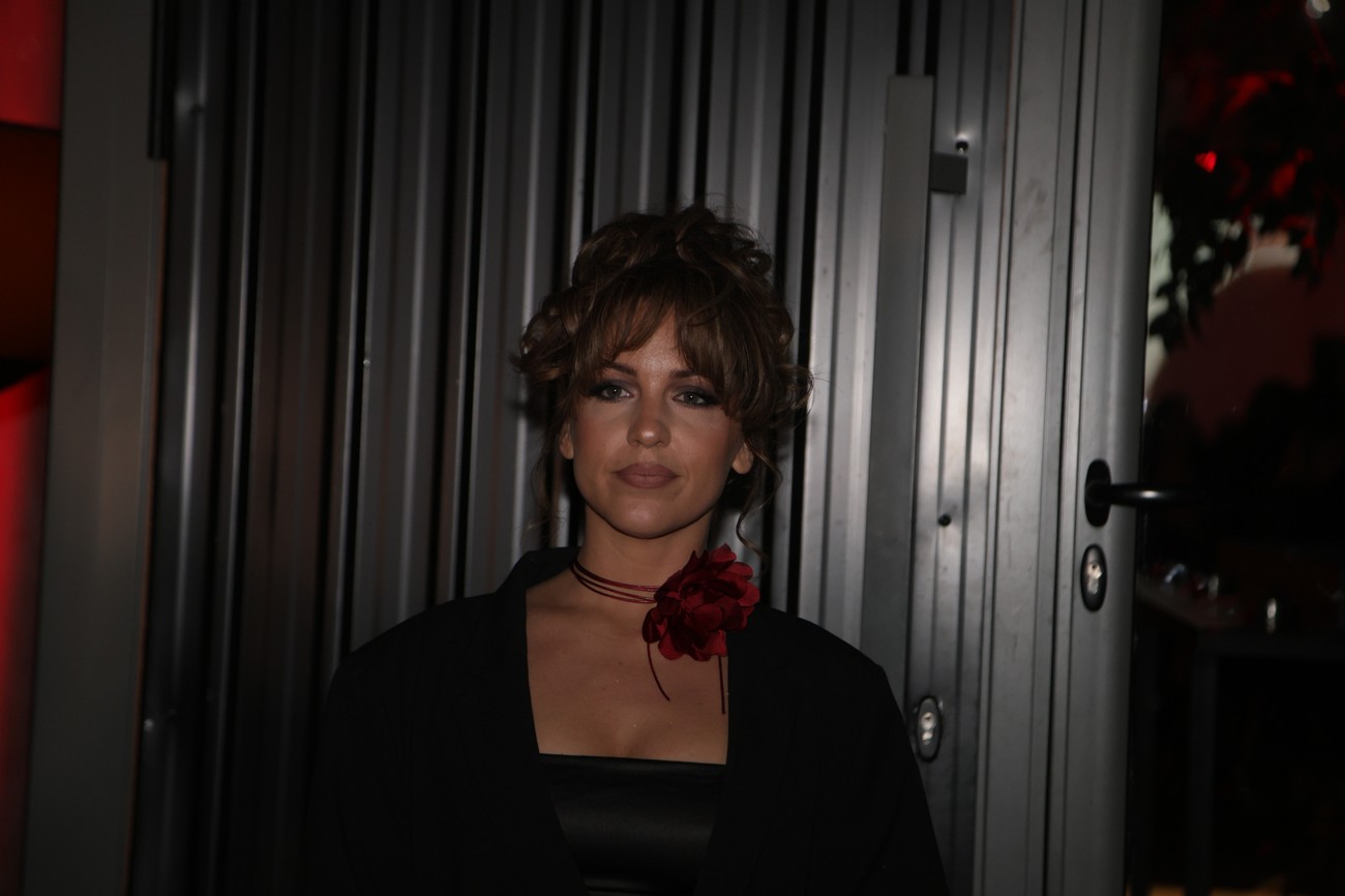 Svi su se pitali ko je ova devojka na promociji album Nikolije ...