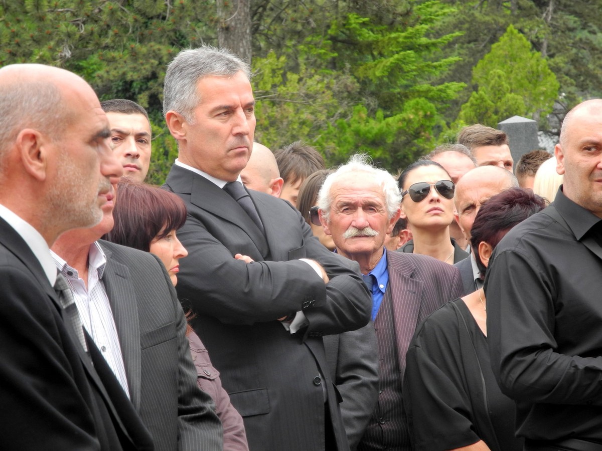 Braća Đukanović i Brano Mićunović na sahrani Bate Kankana u Nikšiću