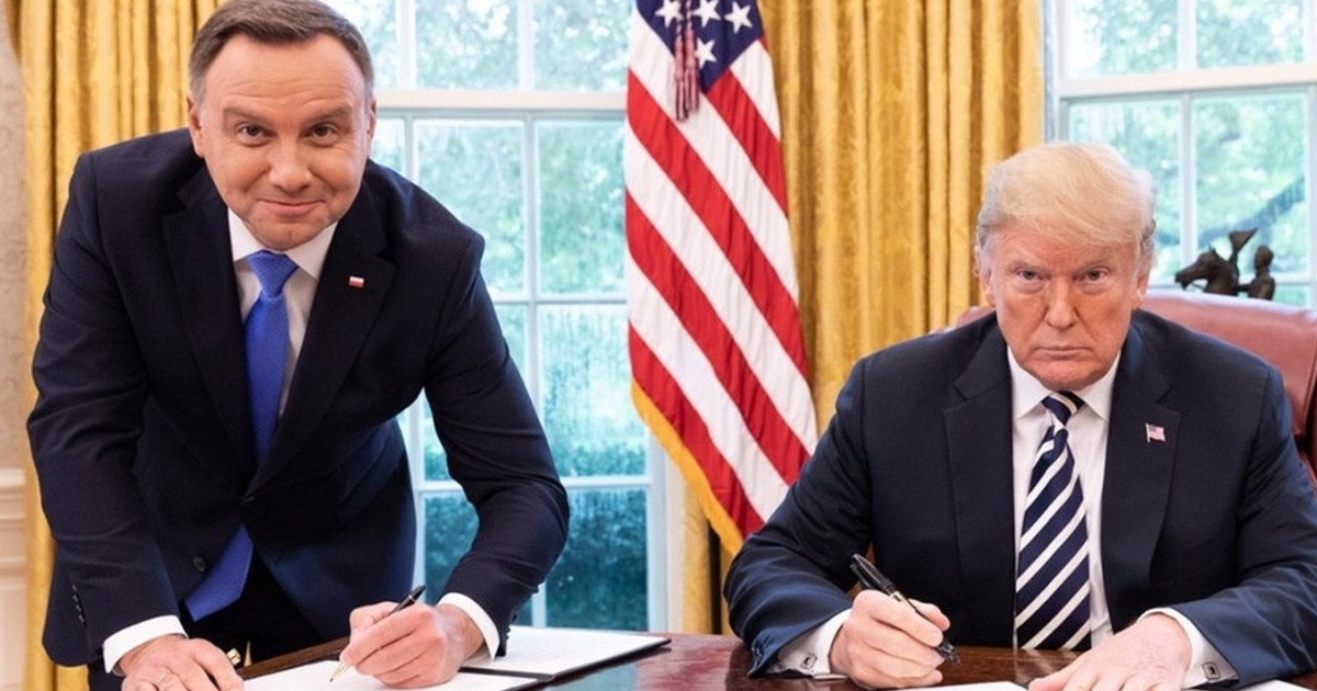 Andrzej Duda w wywiadzie dla "Sieci" o tym, dlaczego stał przy biurku w ...