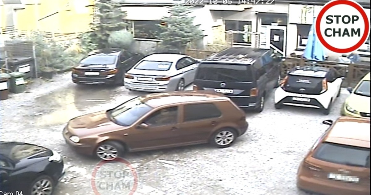 Kiece. "Mistrzyni" parkingów. Doprowadziła do kolizji i uciekła [WIDEO]