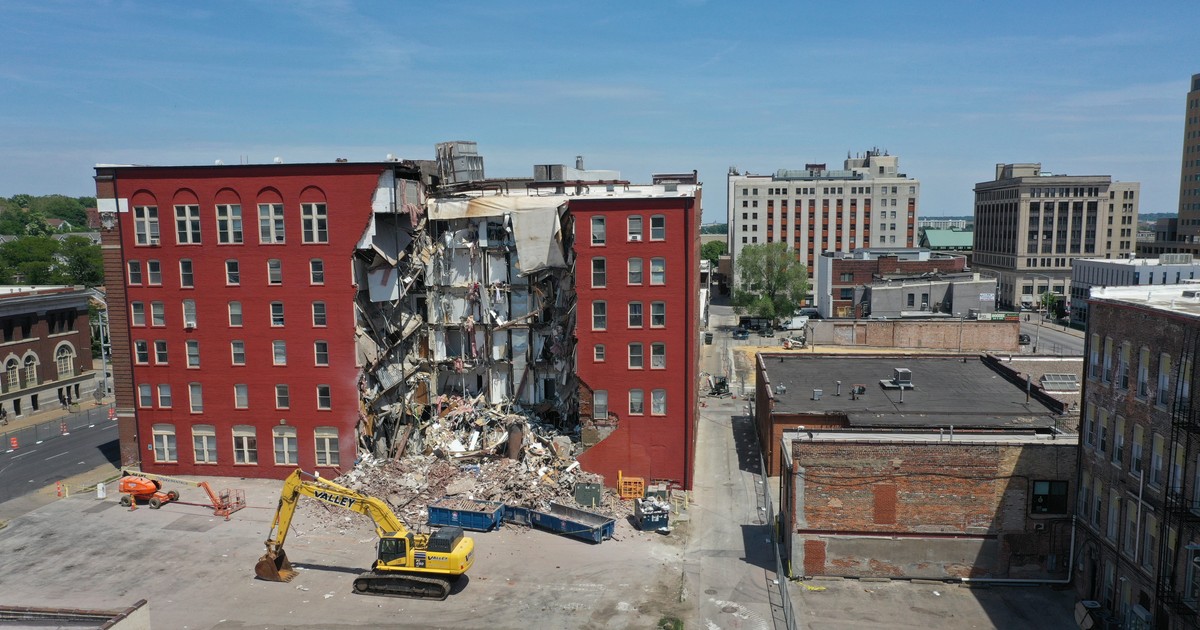 An Iowa city put the demolition of a collapsed apartment building on ...