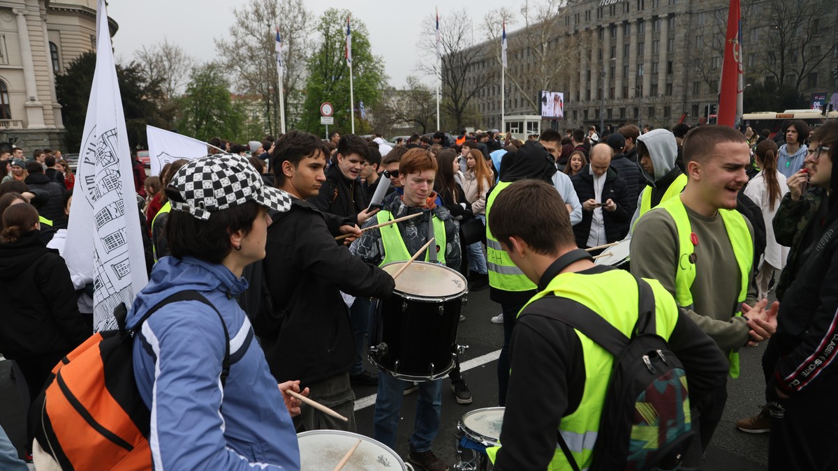 Studenti u blokadi se ogradili koleginice i Nikole Barlova, vozača koji je zajedno sa njima ...