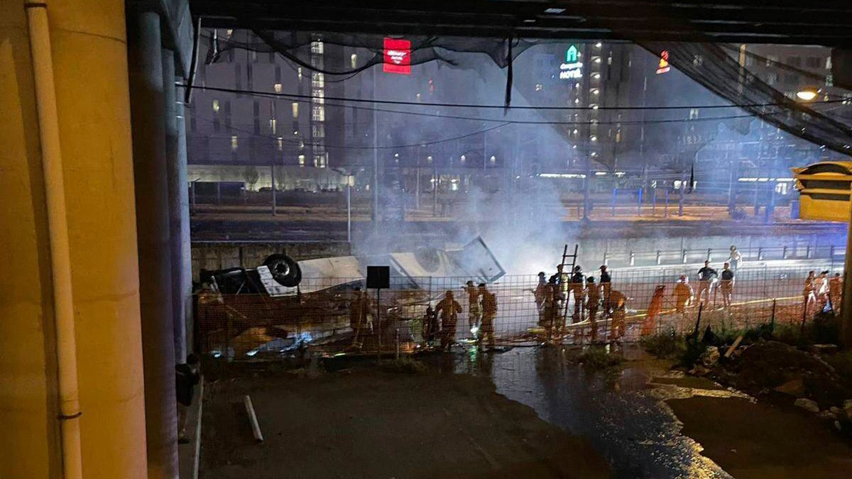 Prvi snimci sa mesta nesreće u Italiji: Autobus pao sa nadvožnjaka na prugu a potom se zapalio ...