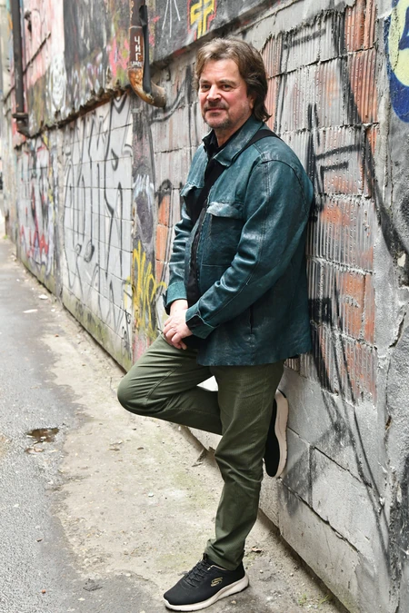 Alen Islamović ima plantažu lešnika: "Žena je nasledila tu zemlju" - Blic