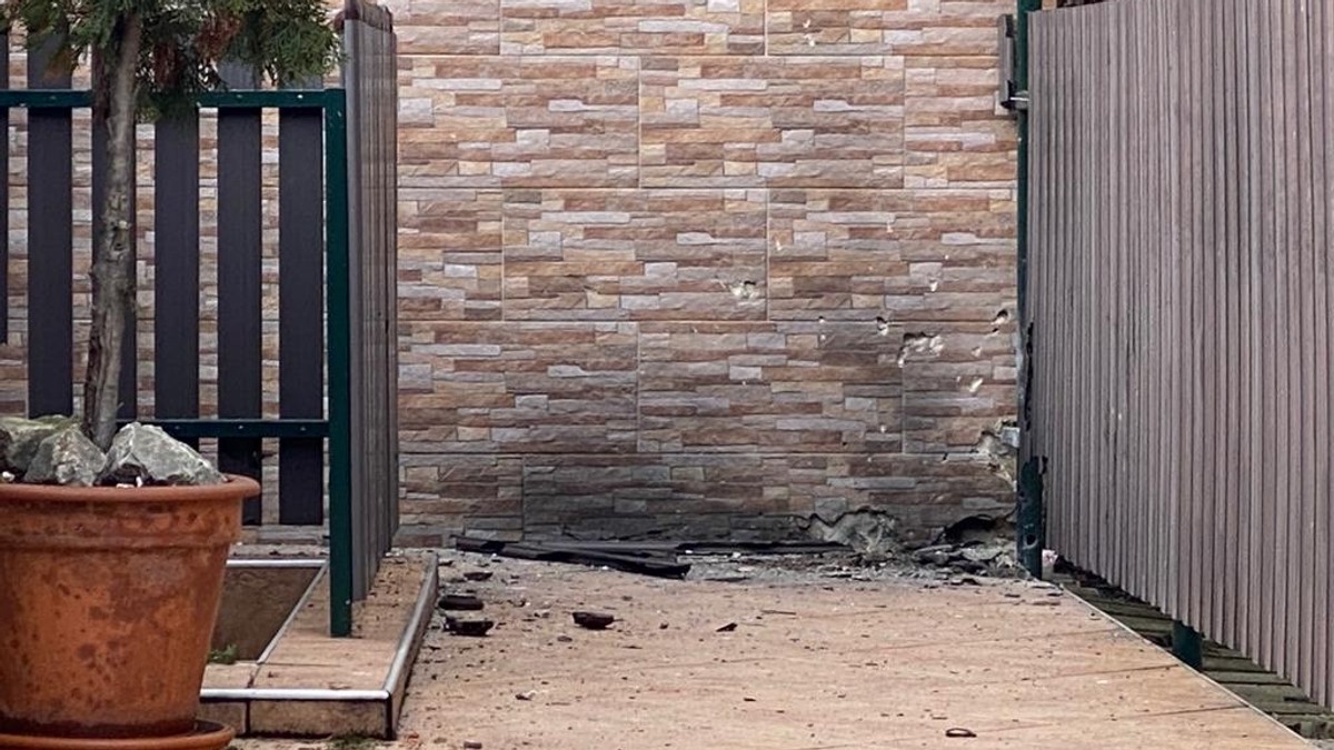 Prve fotografije sa mesta gde je bačena bomba u Rakovici - Blic