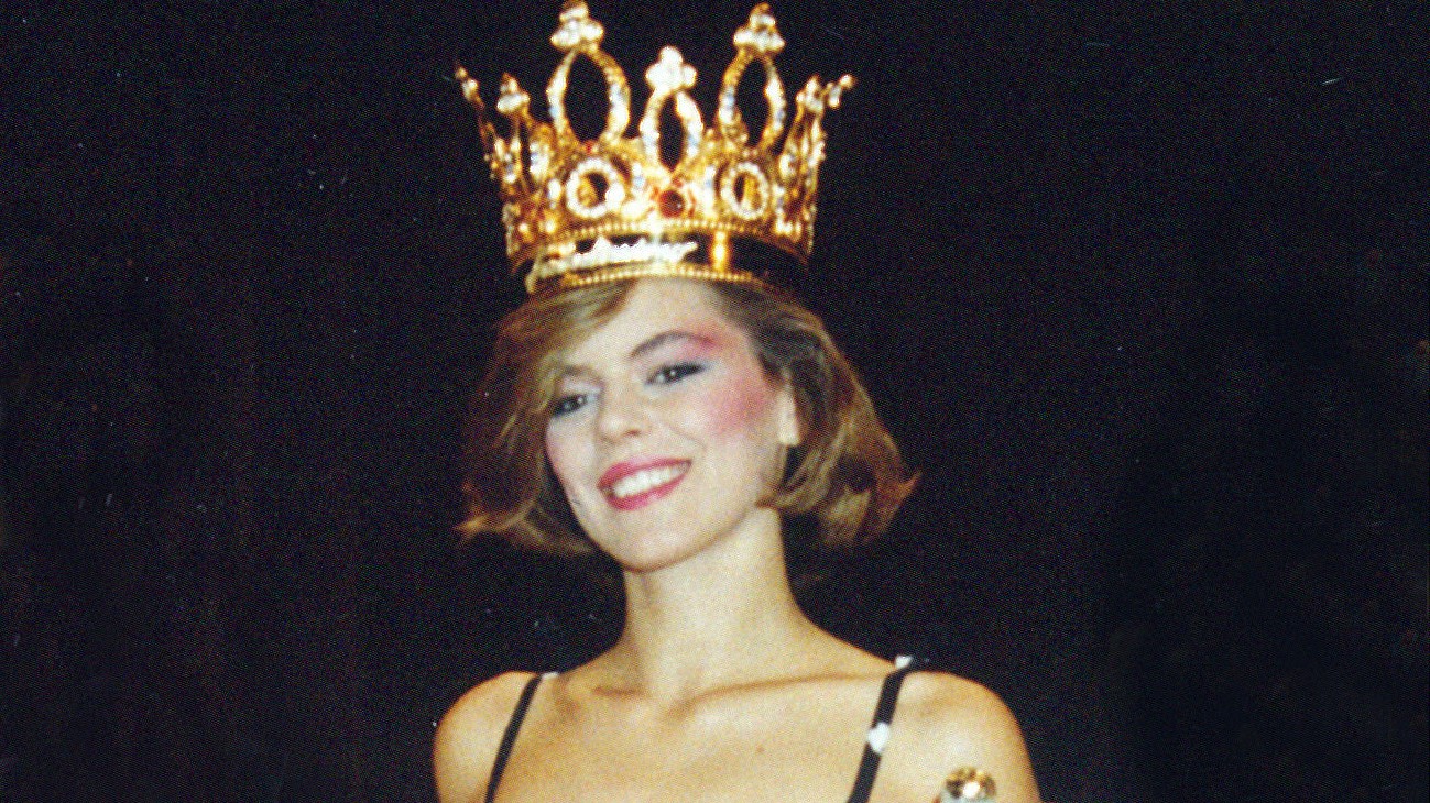 Molnár Csilla Andrea sírjánál jártunk! A szépségkirálynő már 30 éve ...