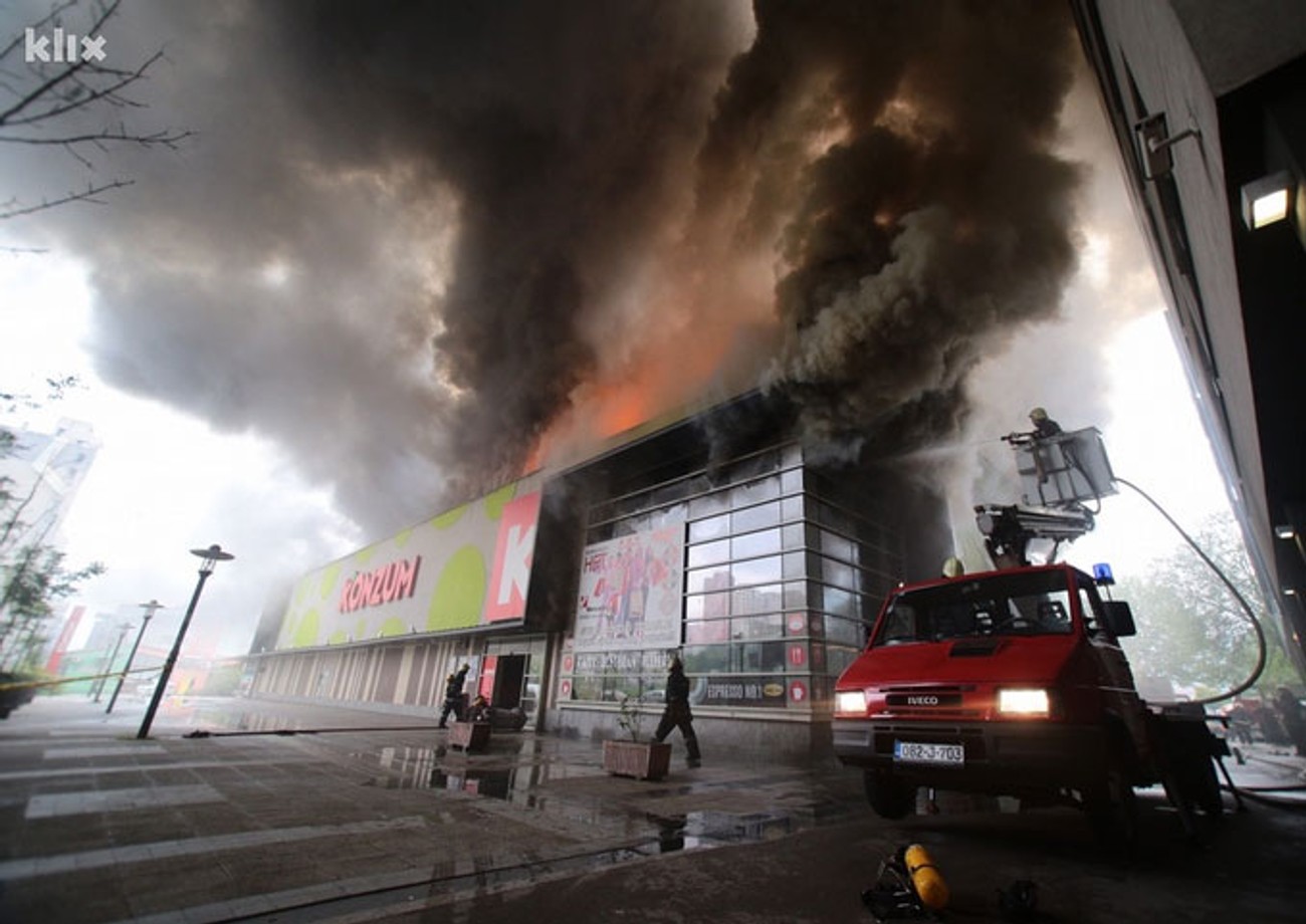 VELIKI POŽAR U SARAJEVU Gori zgrada marketa i okolni objekti, povređen ...
