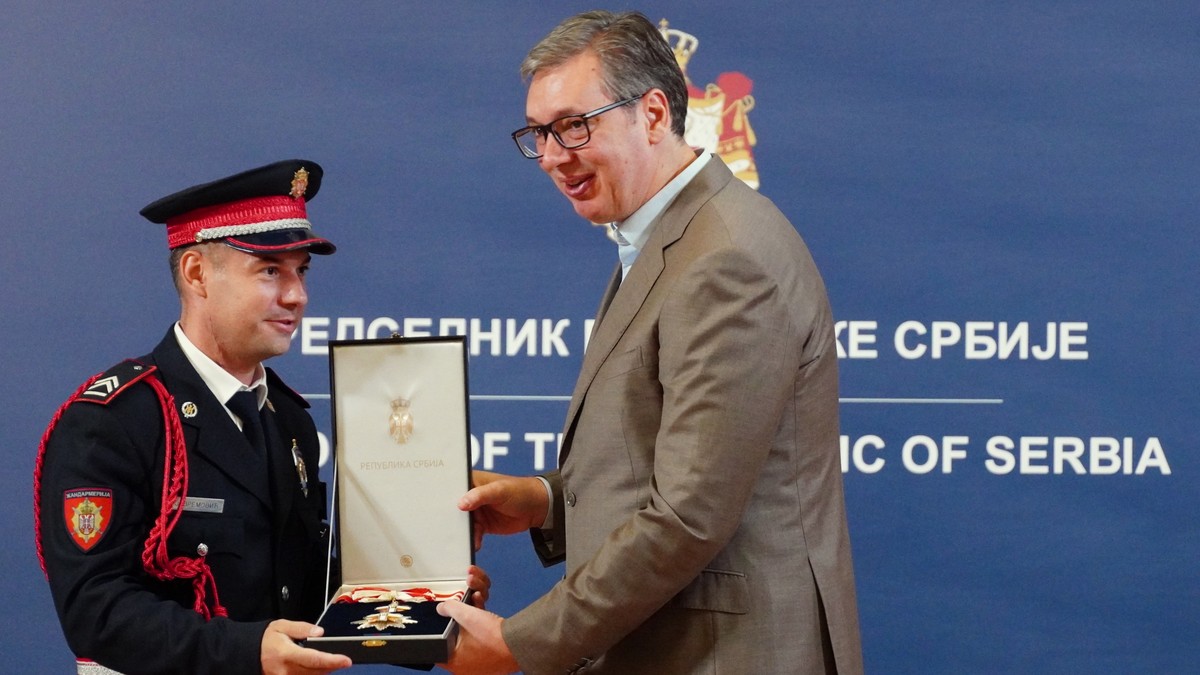 Aleksandar Vučić odlikovao žandarma Miloša Jevremovića koji j ranjen ispred Ambasade Izraela - Blic