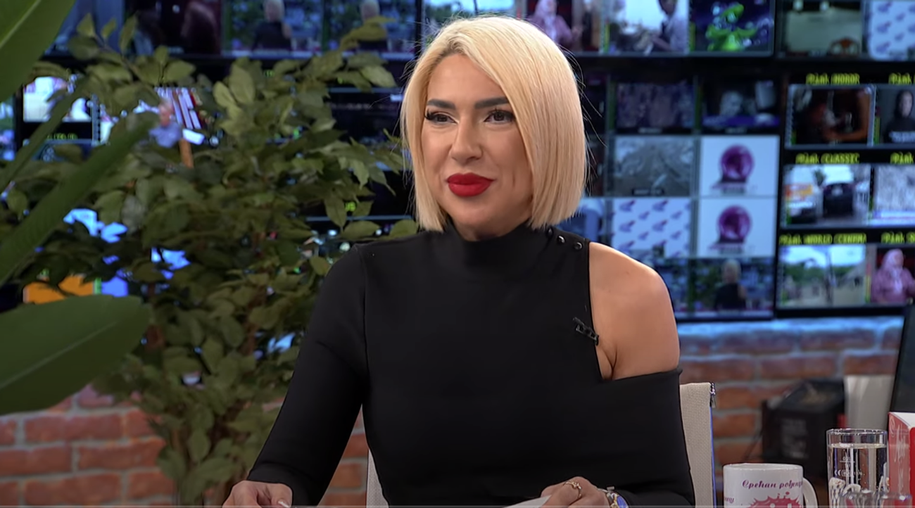 Jovana Jeremić zaintrigirala! Prekrstila noge, a šlic nikad veći: Svi se pitaju samo jedno - Blic