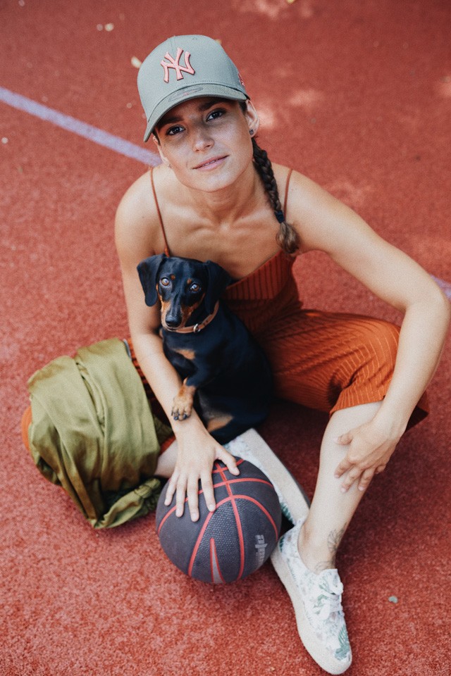 Kozák Alexandra kezeslábasban kosarazik, ezentúl mi is csak ilyen ilyen ...