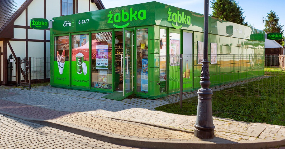 UOKiK ściga fałszywe promocje. Black Red White, Żabka i P&C pod lupą