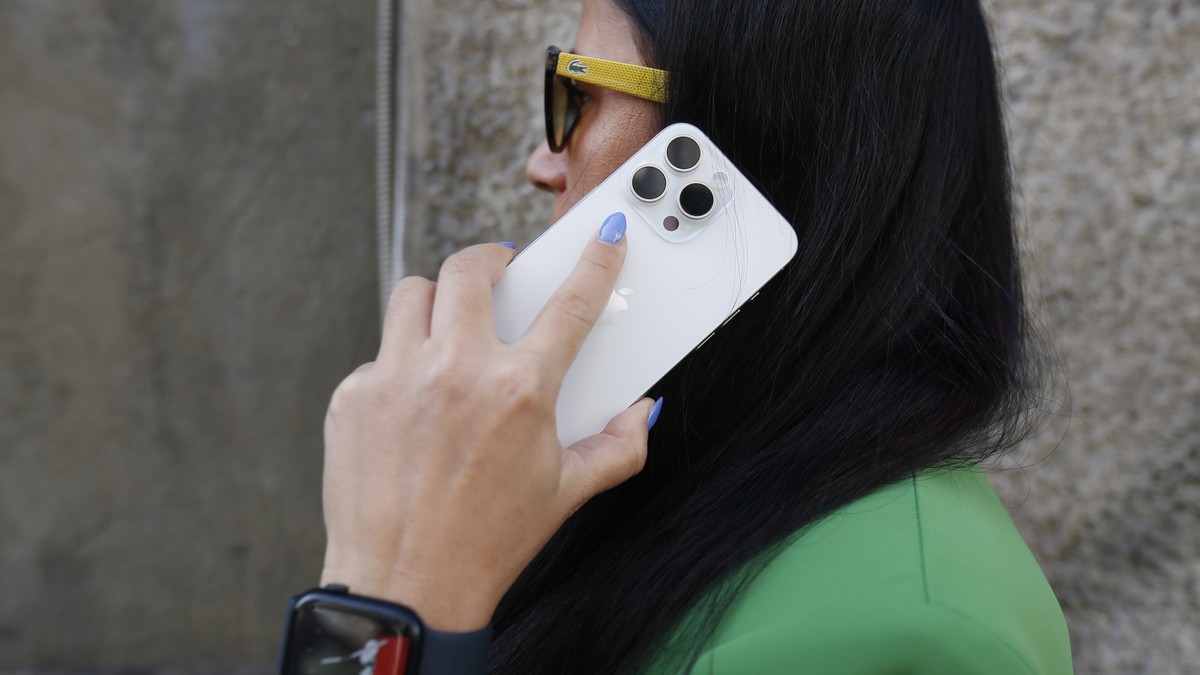 Da li je ovo novi iPhone 17 Pro: Telefon uslikan kod čoveka na ulici ...