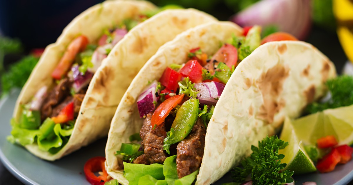 Tacos (tortille meksykańskie) - przepis - Onet Gotowanie