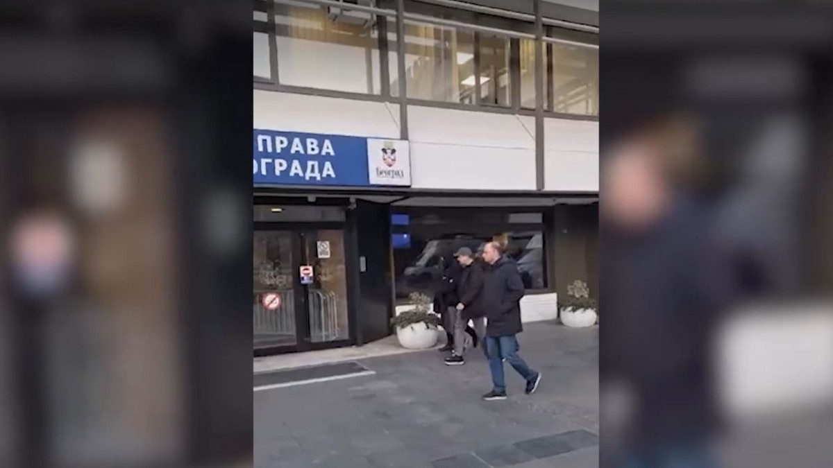 Snimak hapšenja Jovana Kovačevića i Ivana Komatine: Prvi čovek za legalizaciju na Vračaru i ...