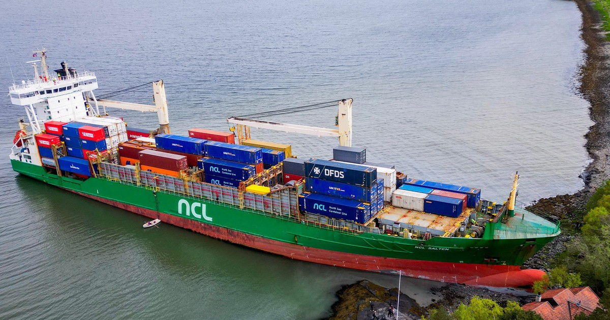 See the cargo ship that crashed right into a man's backyard in Norway ...