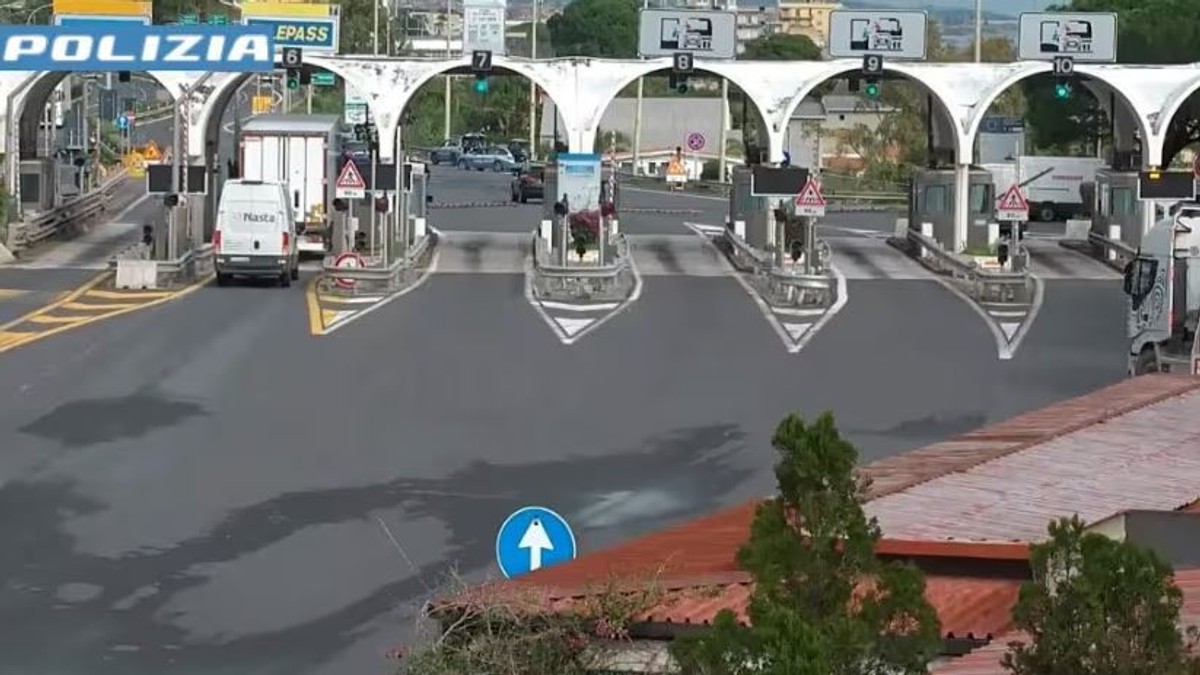 Vozač kamiona upravljao suprotnim smerom na autoputu - uhvaćen bez dozvole - Blic