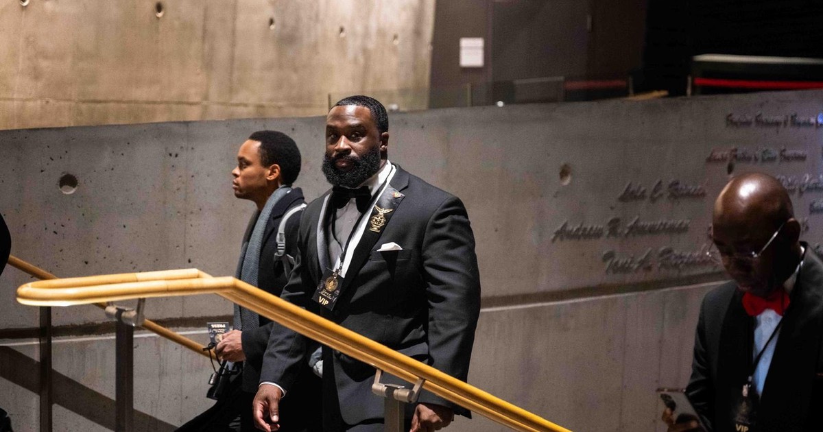 HRM Yahu Blackwell receives honorary blue jacket from the White House ...