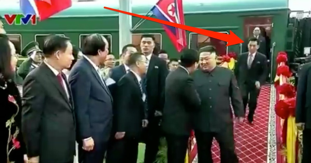 A hapless aide to Kim Jong Un appeared to botch his red-carpet entrance ...