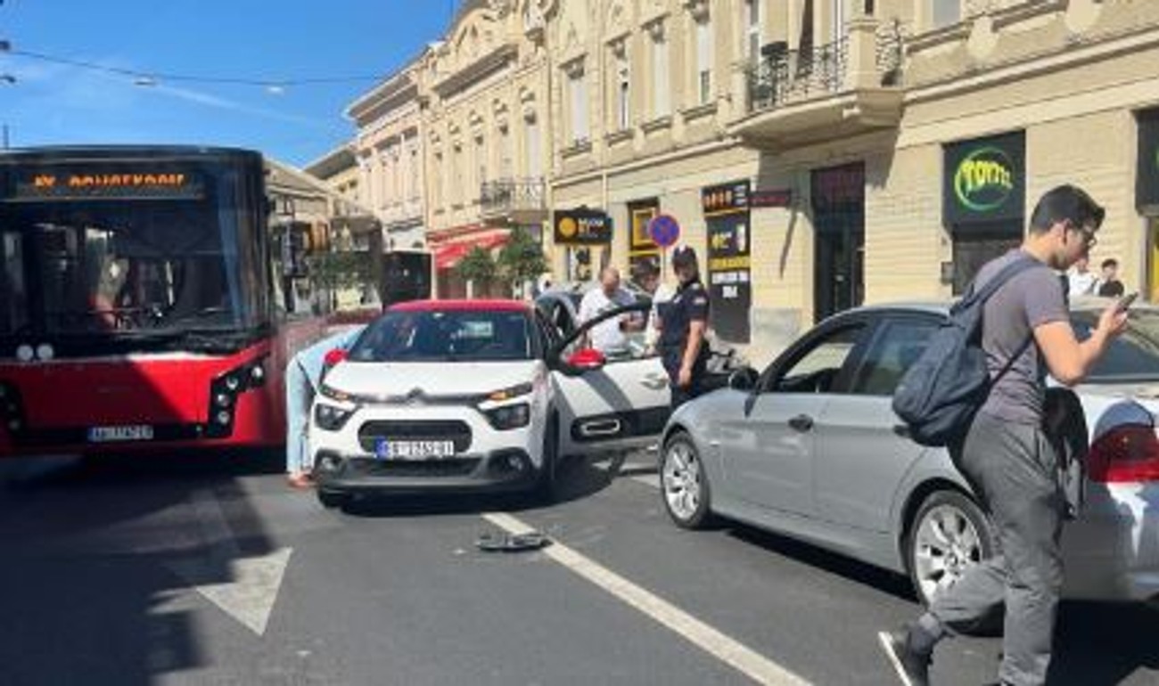 Sudar u Glavnoj ulici u Zemunu, nastao kolaps u saobraćaju - Blic