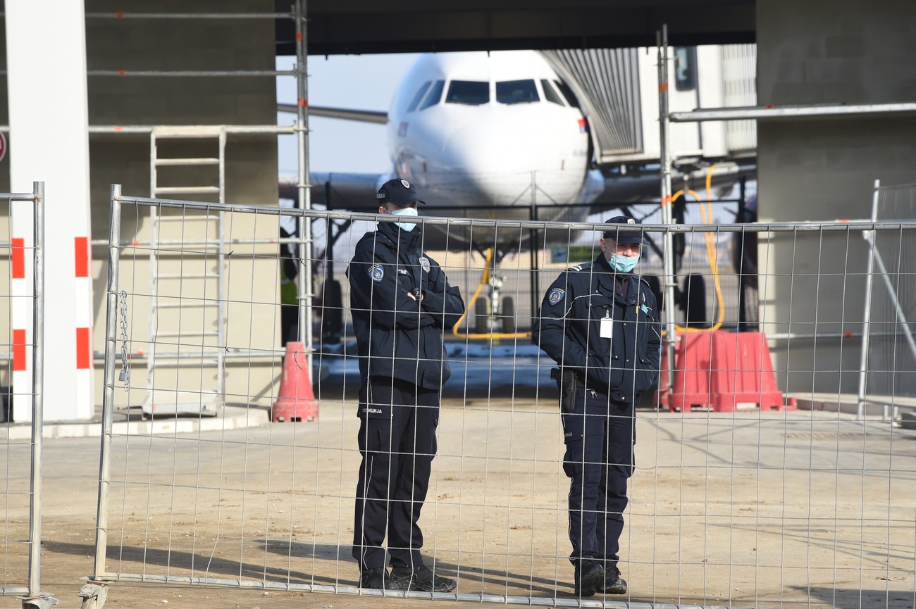 Hapšenje na beogradskom aerodromu: Mladić mrtav pijan pravio haos i ...