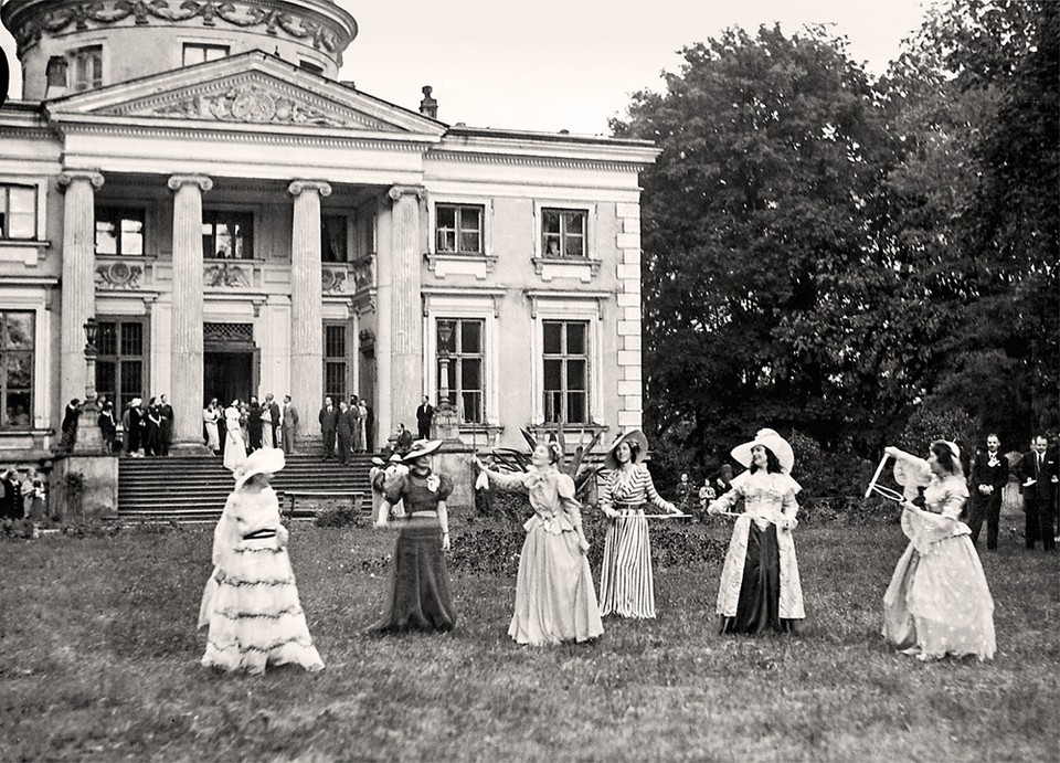 Szykowne lata 30. Wybrane zdjęcia z albumu „Warszawa lata 30.” - Moda