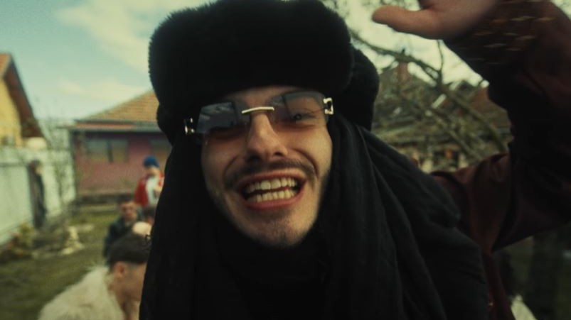 Azahriah új klipjében disznók vonulnak a vörös szőnyegen