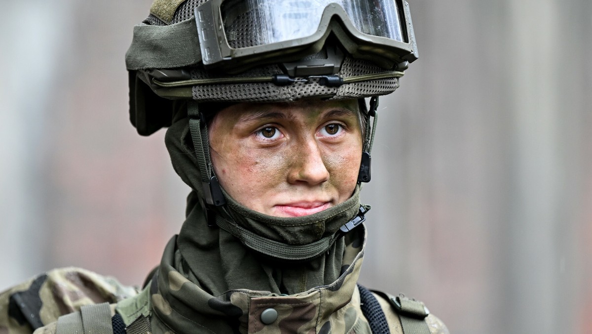 Wezwania do armii dostaną także kobiety. Co robią i ile zarabiają w wojsku? - Kobieta