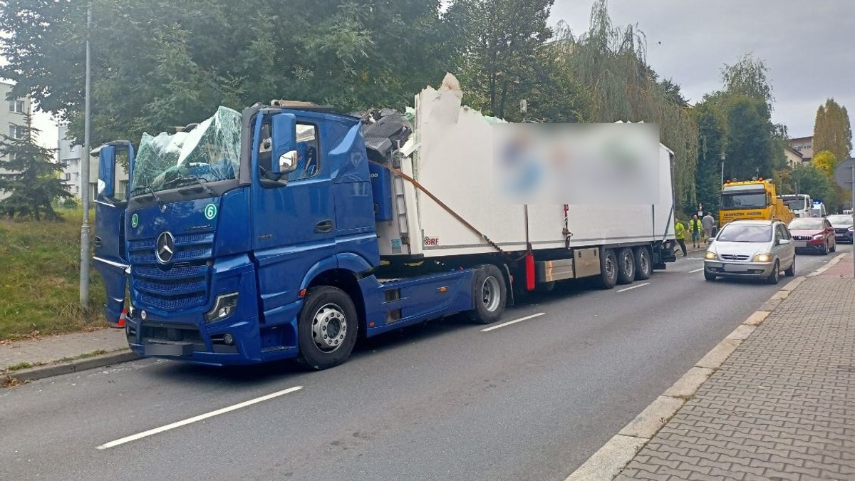 Turecki kierowca tira zlekceważył znak B-16. Niecodzienny incydent w ... Turecki kierowca tira zlekceważył znak B-16. Niecodzienny incydent w ...