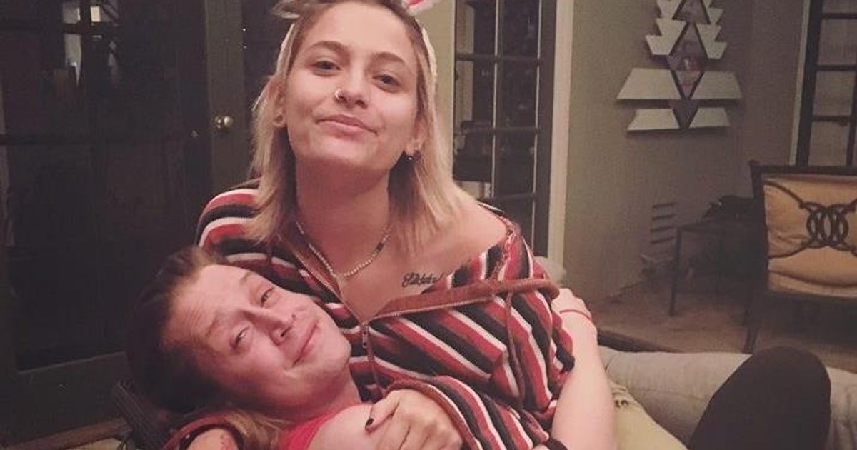 Córka Jacksona w czułym objęciu z ojcem chrzestnym