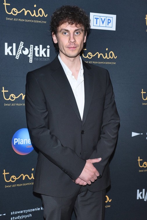 Adam Bobik doznał kontuzji na planie "Samych swoich. Początek" - Plejada.pl