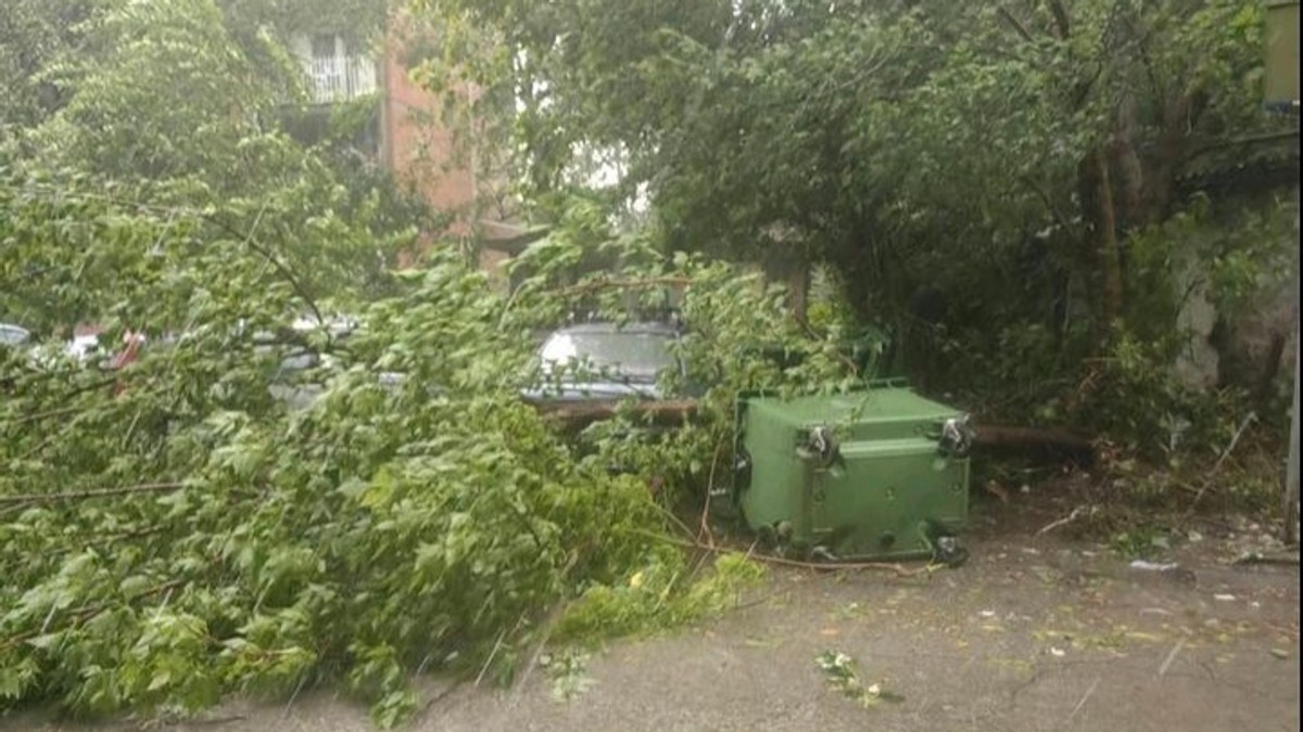 Ovo su posledice olujnog nevremena u Kruševcu: Uništeni automobili i ...