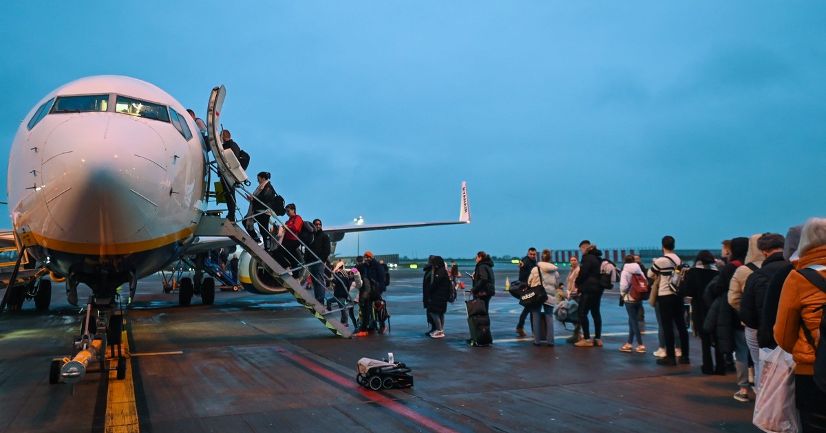 Airline passenger complaints surged after the summer of travel chaos ...