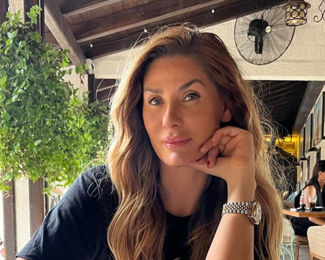 Ana Ćurčić uhvaćena sa ovim pevčaem u Beogradu: Ljudi ne mogu da ...