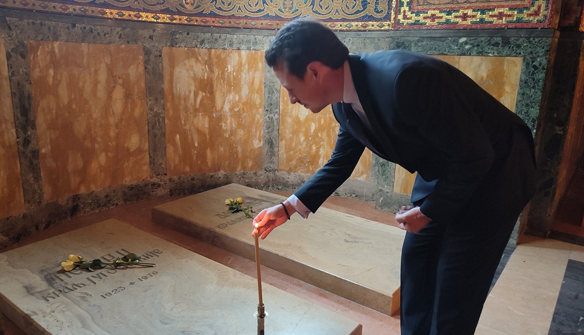 Ponosan i ispunjen zbog povratka u našu Srbiju: Princ Filip na grobu ...