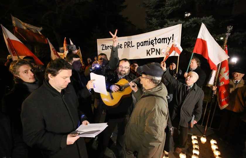 Krzyż spod domu Jaruzelskiego pod domem Kiszczaka Krzyż spod domu Jaruzelskiego pod domem Kiszczaka