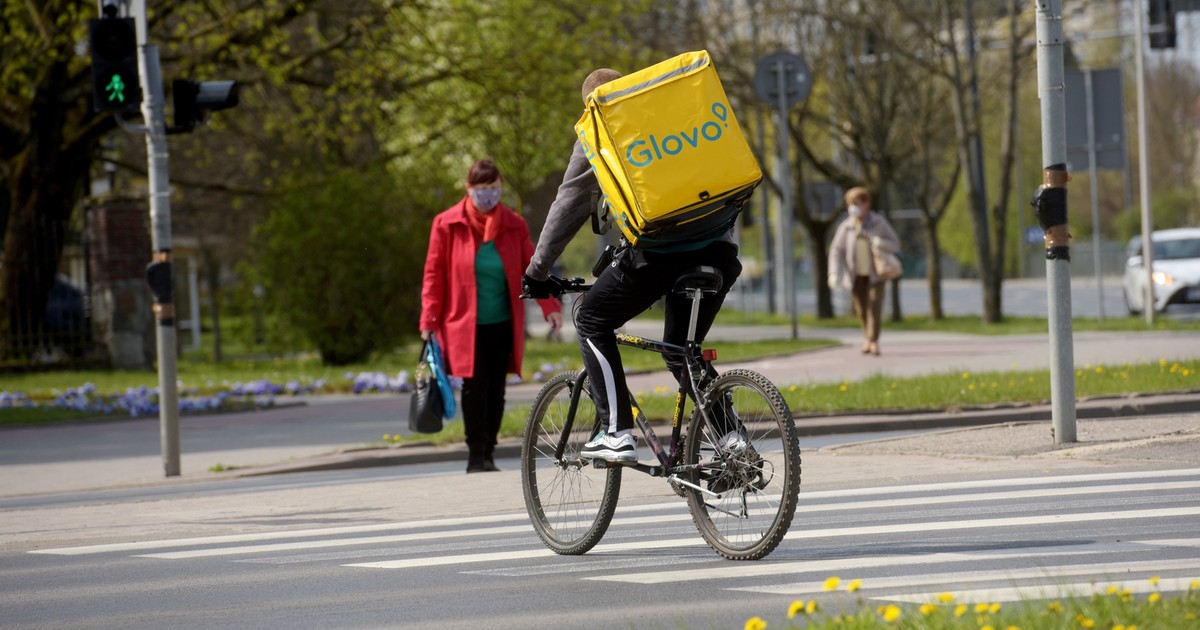 Kurierzy mają dość. Takie warunki oferują im Uber, Glovo i Wolt - Wiadomości
