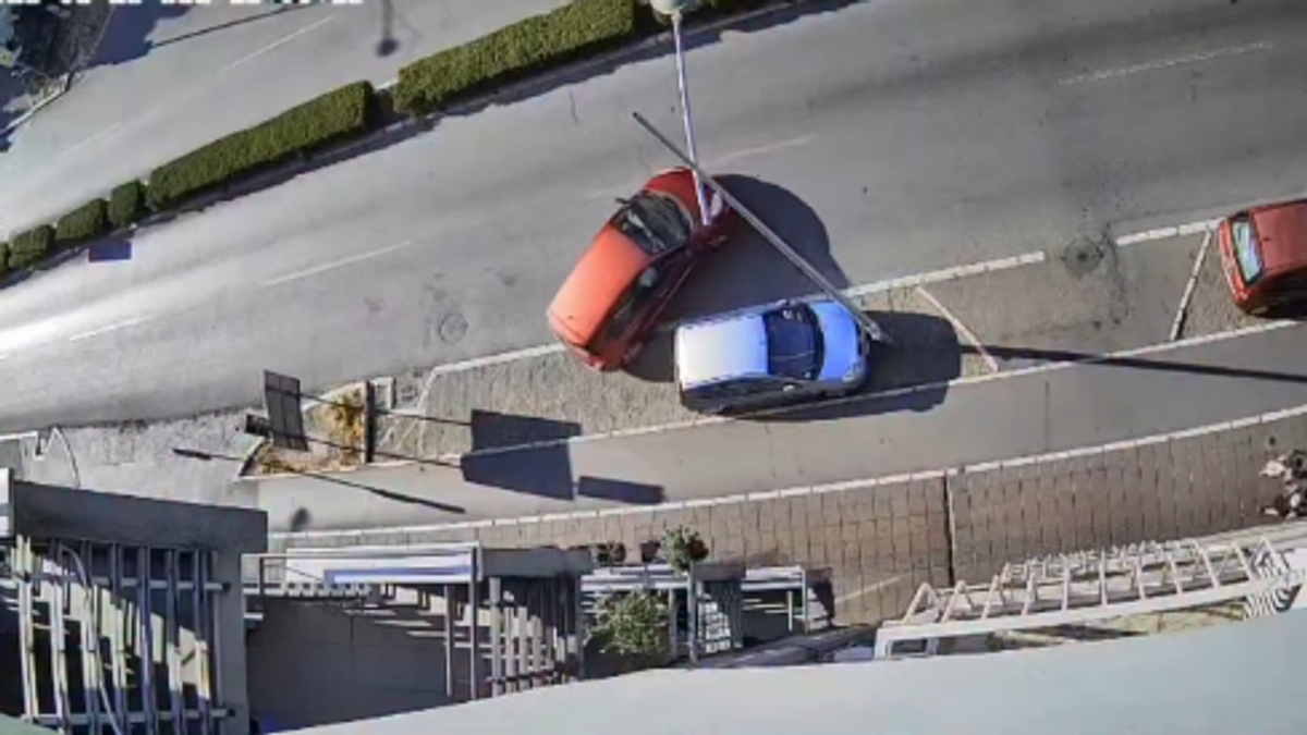 Neobična nezgoda u Novom Sadu: Dostavljač na biciklu udario vozača dok se neuspešno parkirao - Blic