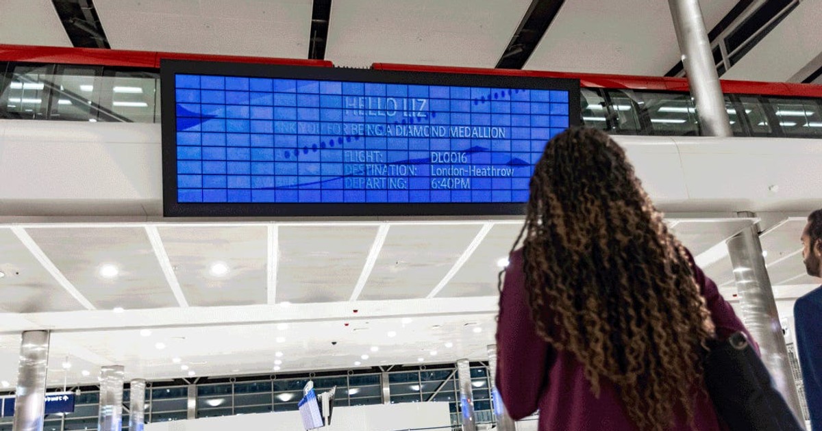 Delta's futuristic new airport screen can show personalized flight info ...
