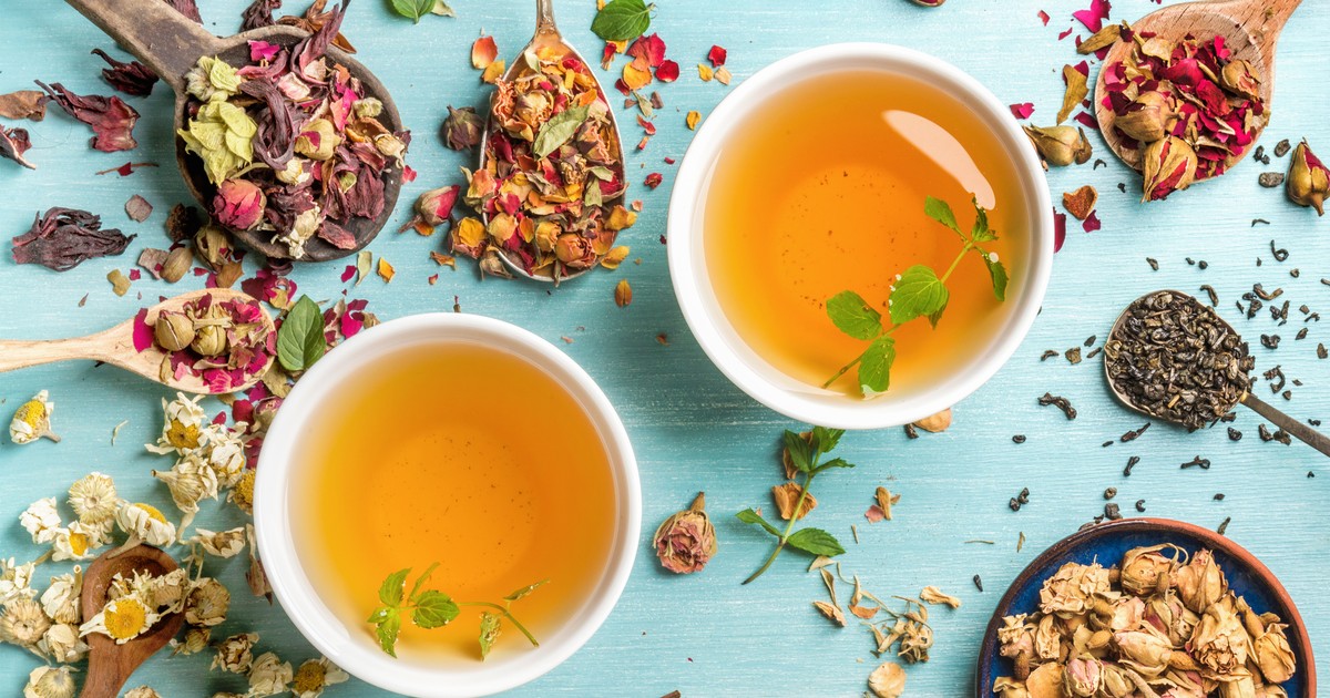 Jak zaparzyć herbatę liściastą? Podpowiadamy, na co zwrócić uwagę - Dom