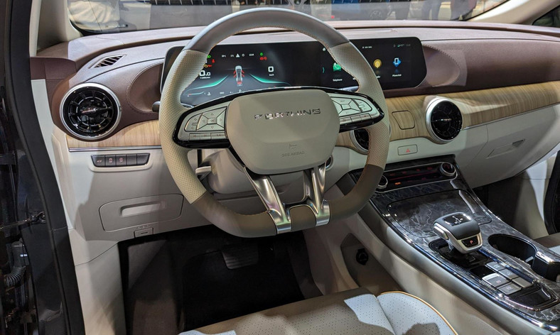 Chiński Forthing U-Tour szokuje ceną. Naprawdę tylko tyle kosztuje ...