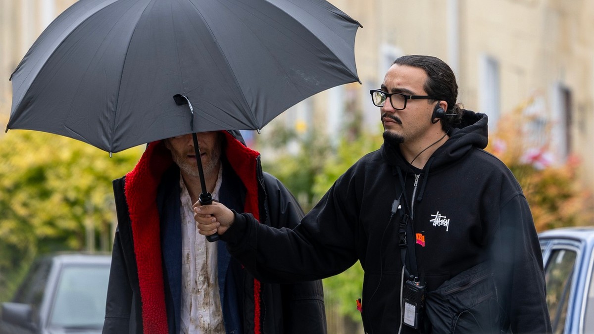 Neuredan i prljav: Kilijan Marfi snima novi film, kišobranom krije lice ...