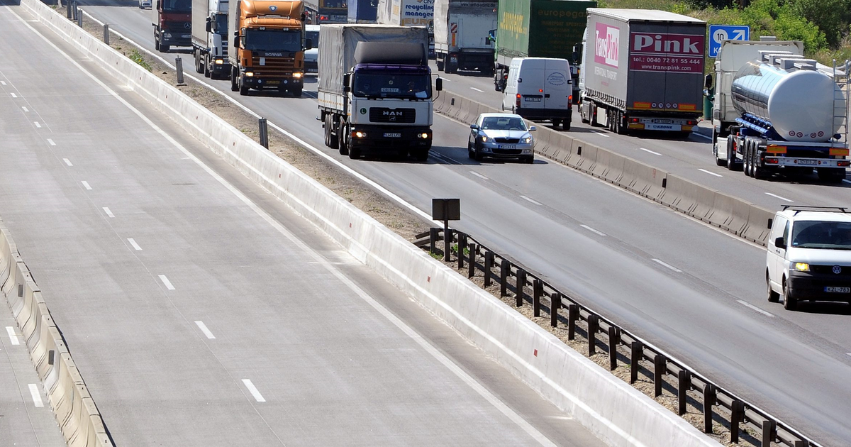 Nyolc ember rekedt bent az embercsempész égő furgonjában - Blikk