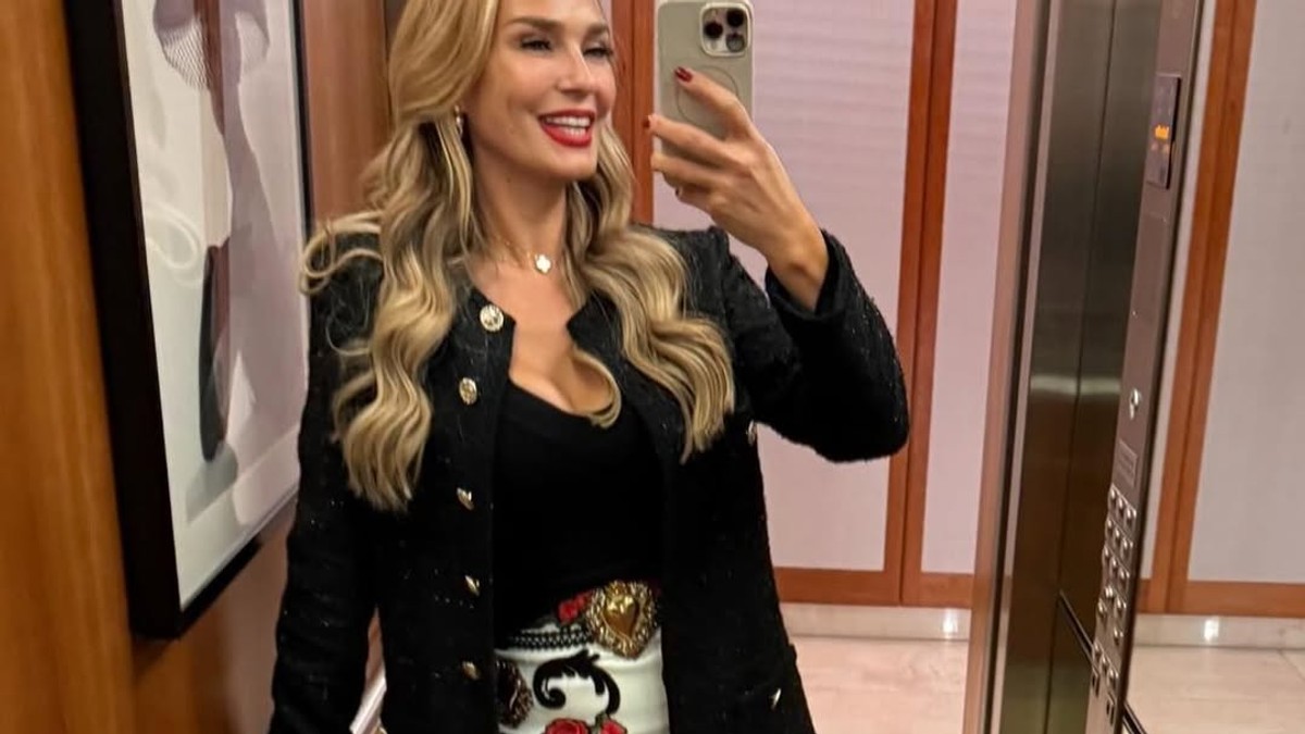 Marijana Mateus grmi u 54. godini: Slikala se u miniću u liftu, a čizme crne su skoro do kolena ...